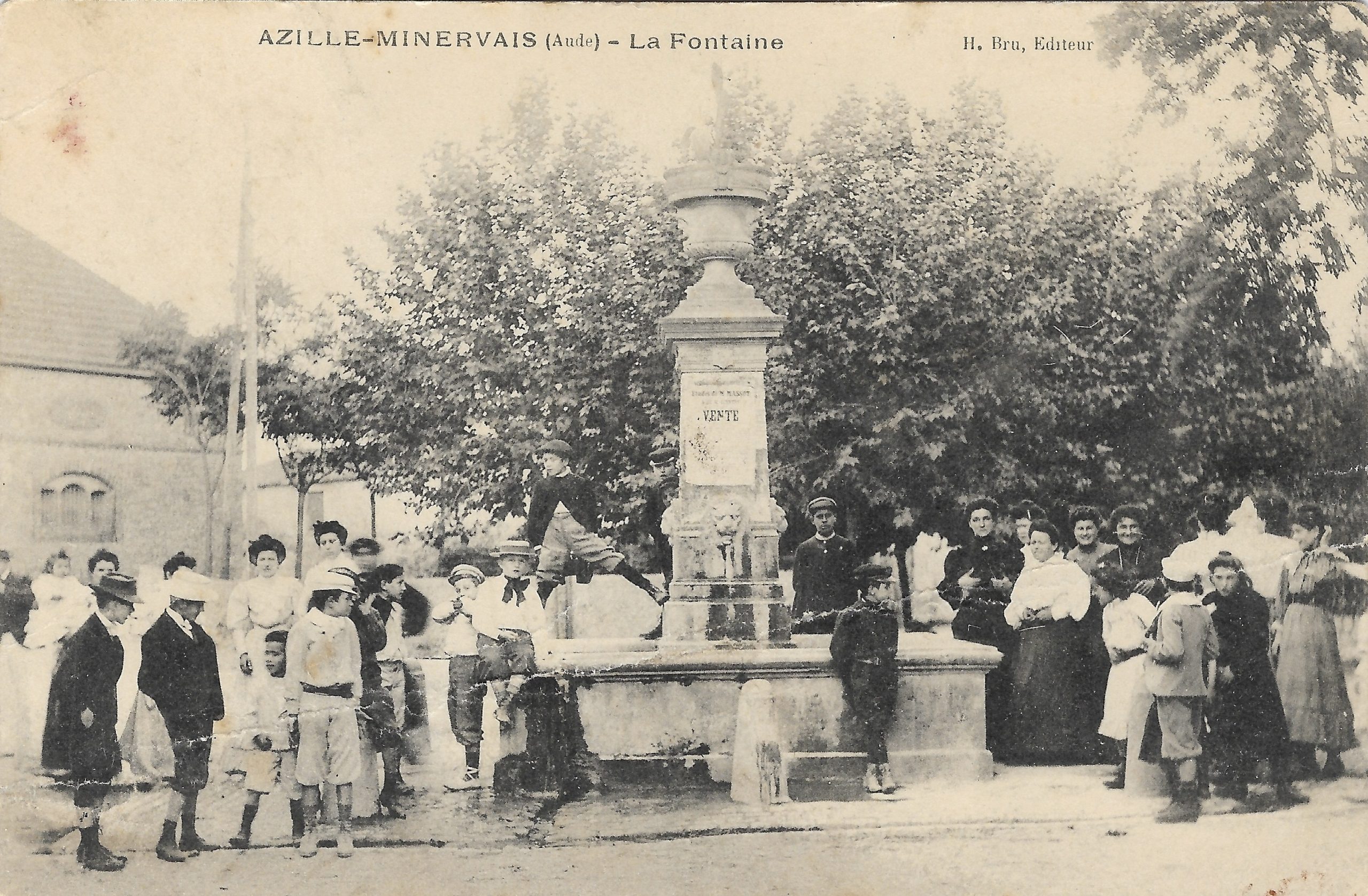 La fontaine monumentale - La mairie d'Azille : La mairie d’Azille